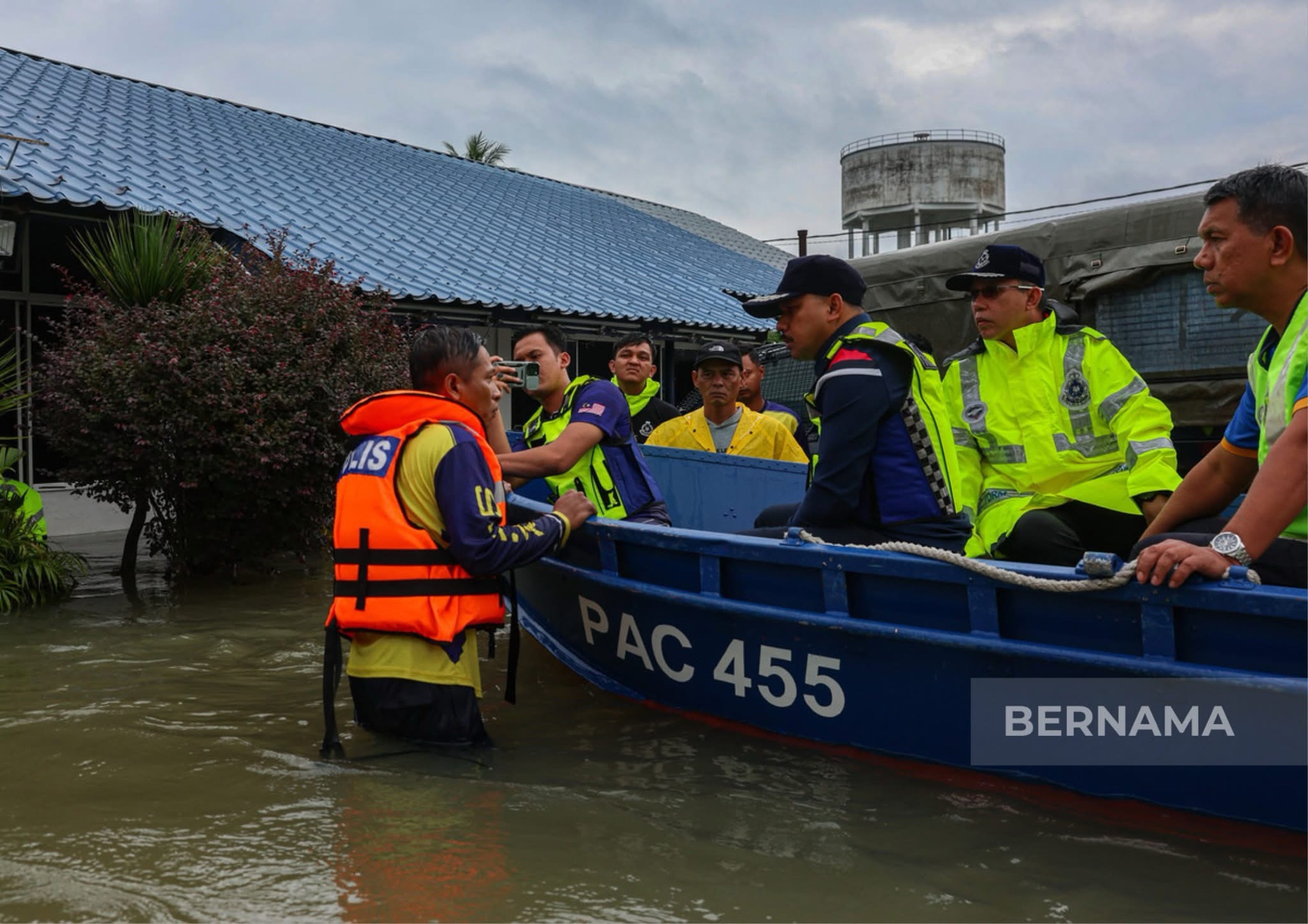 KDN gerakkan anggota PDRM, aset bantu mangsa banjir | Edisi 9